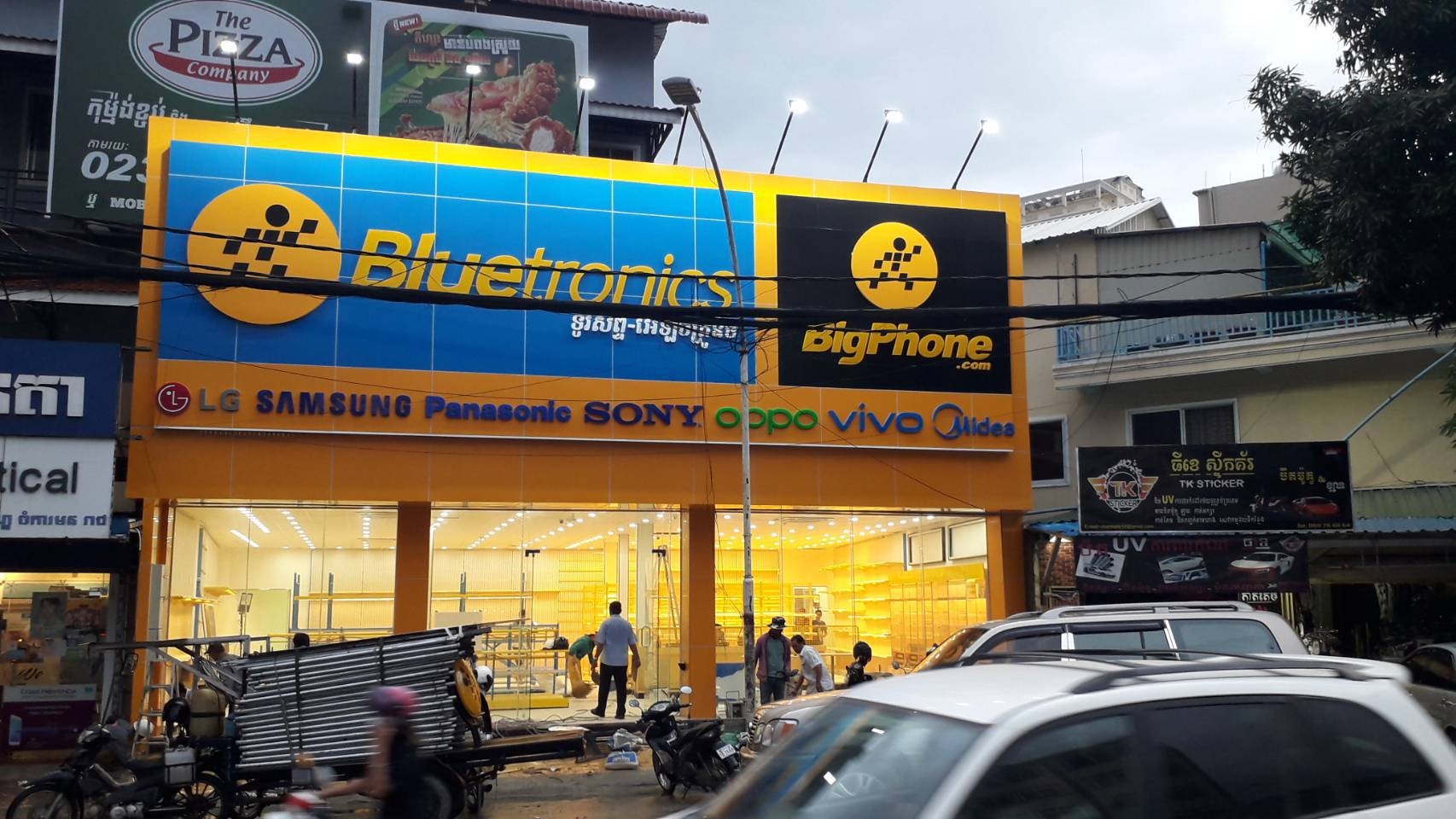 Bluetronics 和 Bigphone 工程，在 No 863 St 108, Phum Takmau, Sangkat Takhmau ...