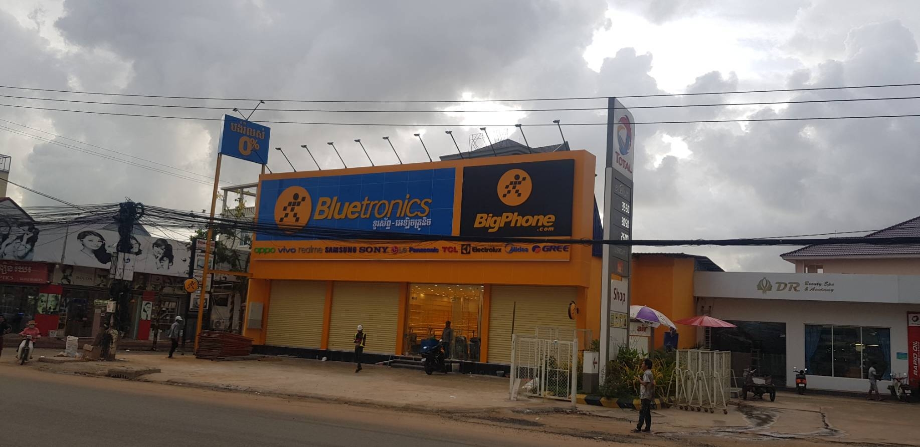 Bluetronics 和 Bigphone 工程，在 No 863 St 108, Phum Takmau, Sangkat Takhmau ...